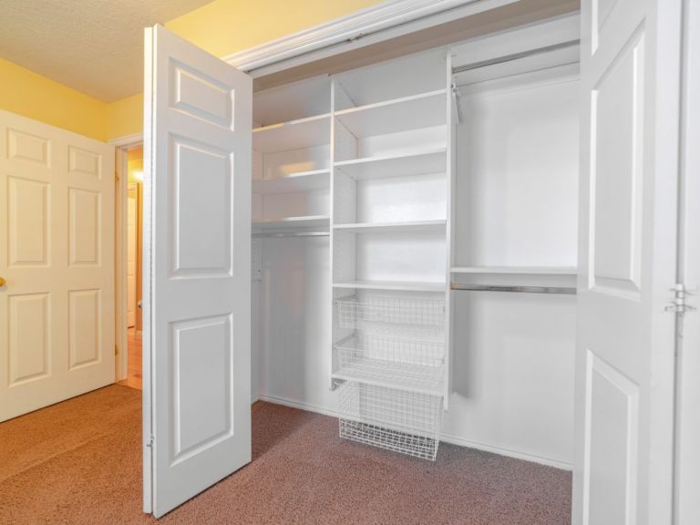 Guarda-roupa embutido na parede: Vale a pena? Quanto custa? É a melhor ...